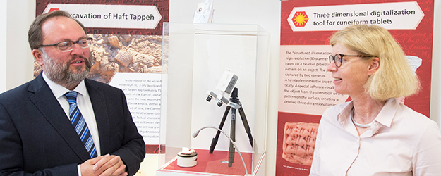 Kernphysik und Keilschriftwissenschaft arbeiten Hand in Hand | JGU Magazin